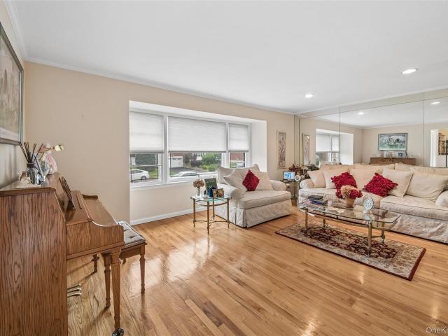 952 Roxbury Drive