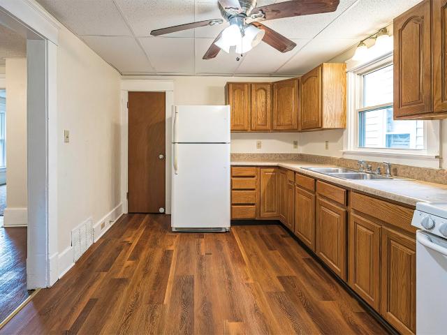 952 W 25TH Street