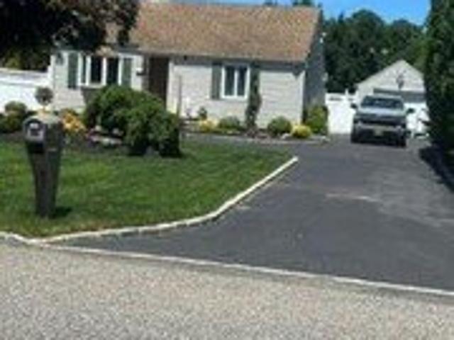 953 Karshick St, Bohemia, NY 11716