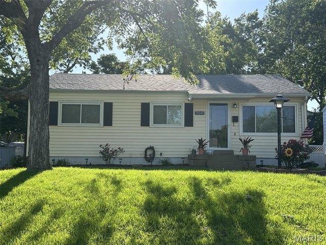 9541 Dulles Ct, Affton, MO 63123