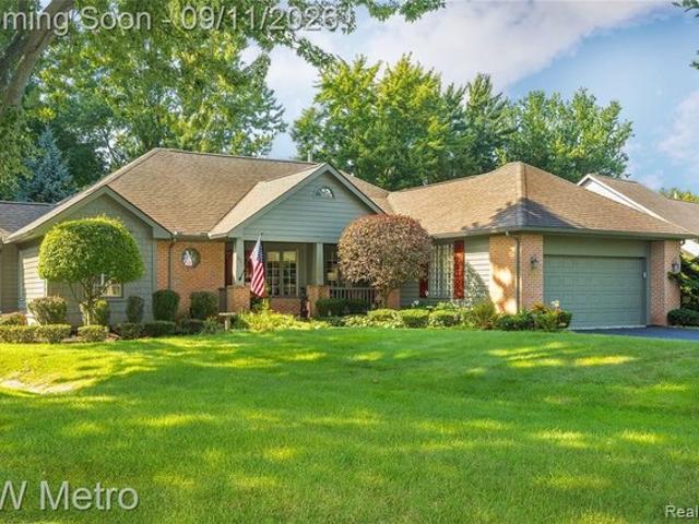 954 Pine Trail Dr, Rochester Hills, MI 48307