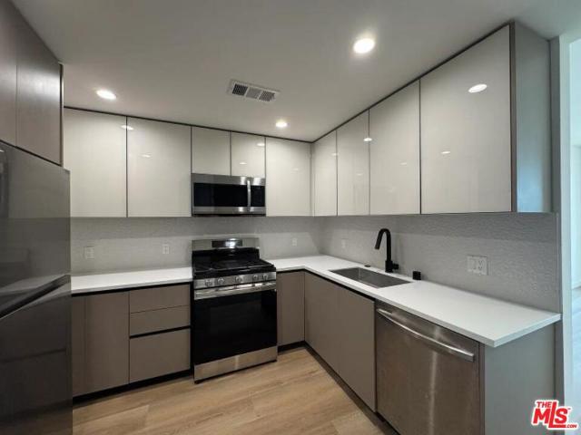 955 Fedora Street 302