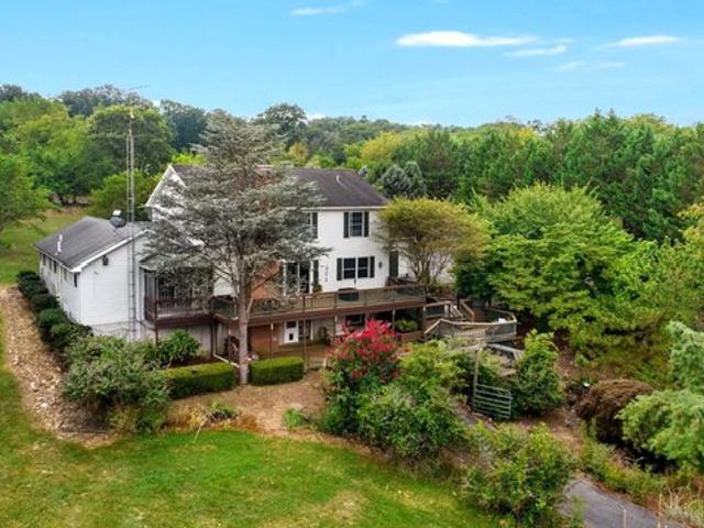 955 Stayman Dr, Falling Waters, WV 25419