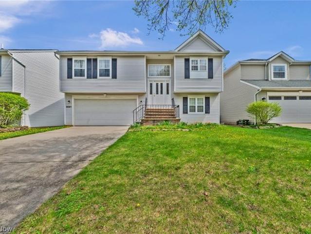 9561 Cyprus Ln, Olmsted Falls, OH 44138