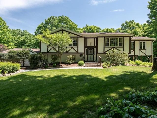 956 Pumpkin Ln, Clinton Corners, NY 12514