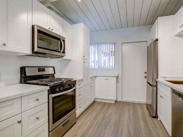 956 West 10th Ave, 2 beds, 1 full bath