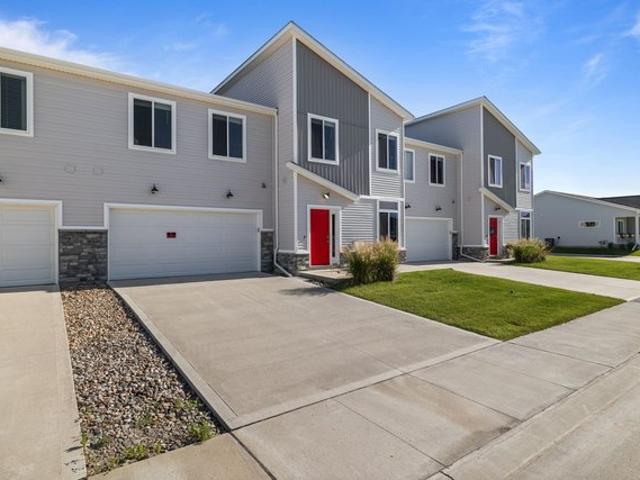 9570 Crestview Dr, West Des Moines, IA 50266