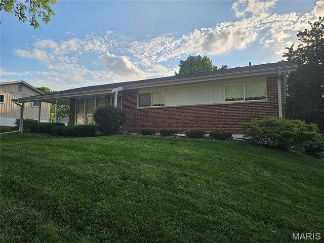 957 Active Dr, Saint Louis, MO 63146