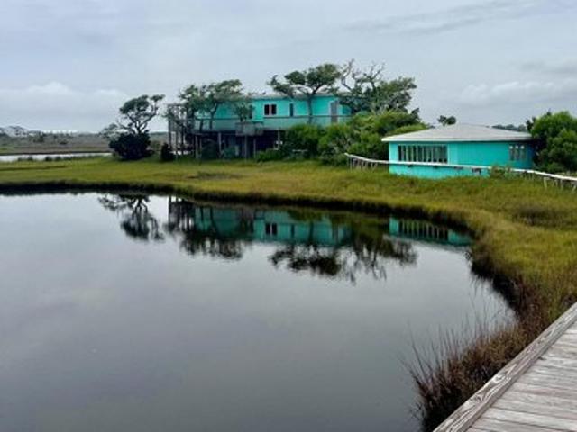 957 Broadway St, Surf City, NC 28445