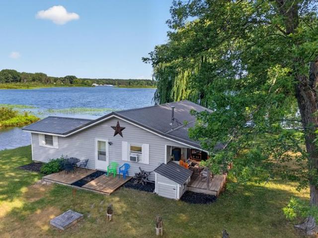 9582 N Shore Dr, Evart, MI 49631