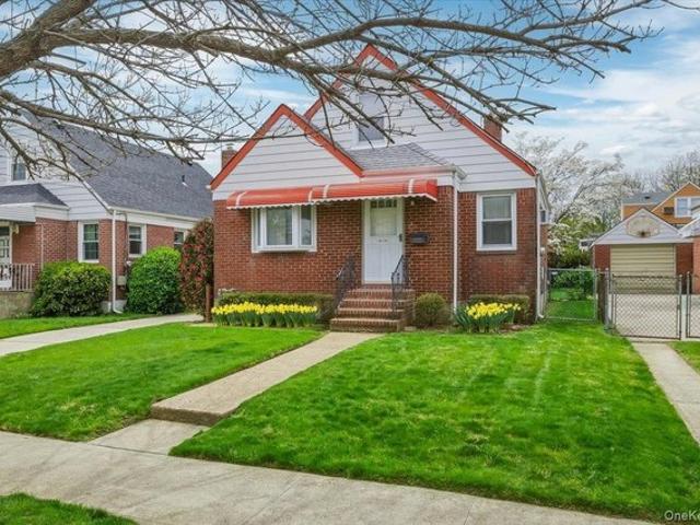 95 18 th St, Floral Park, NY 11001