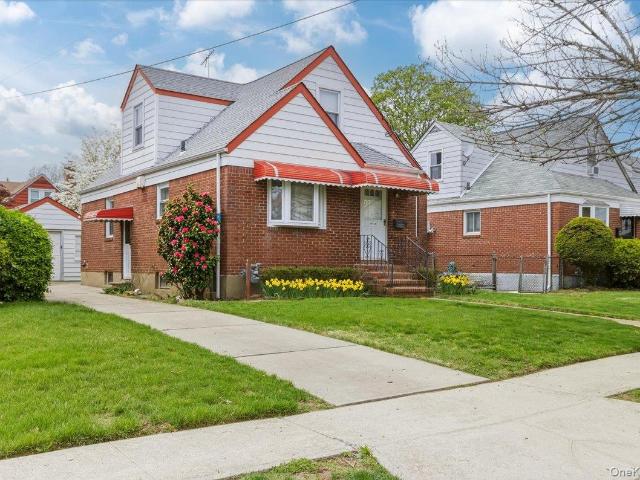 95 18 th St, Floral Park, NY 11001 | MLS #992440 | Compass