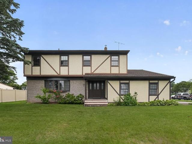 95 Taylor Dr, Levittown, PA 19054