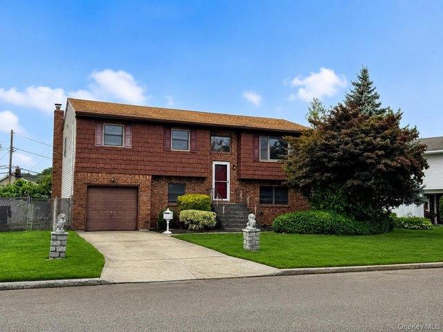 95 W Lake Dr, Lindenhurst, NY 11757