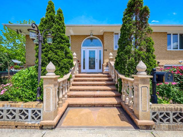 95 Woodlawn Avenue