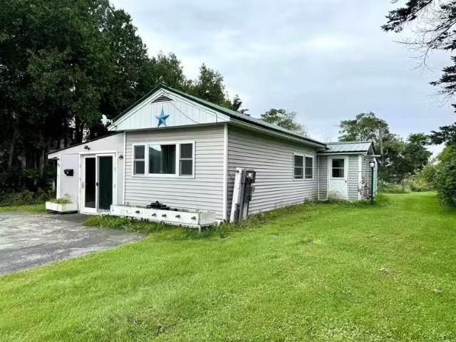 95 Bridge Street, Colebrook, NH 03576 648405866