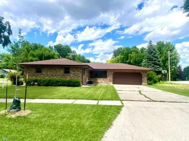 95 FOREST AVE N, FARGO, ND 58102 Single Family Residence For S.
