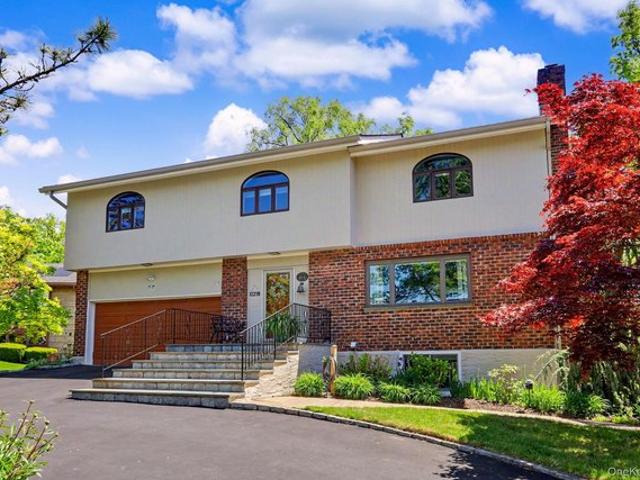 95 Gail Dr, New Rochelle, NY 10805