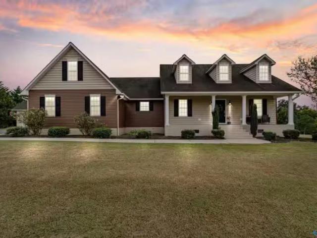 95 HILLCREST DR, RAINSVILLE, AL 35986 Single Family Residence.