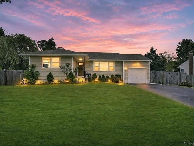 95 Jenkins Ave, North Babylon, NY 11703