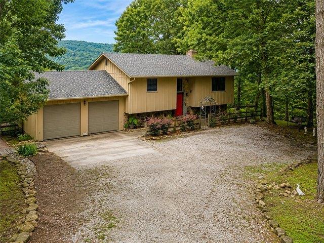 95 Lady Mary Ln, Eureka Springs, AR 72632