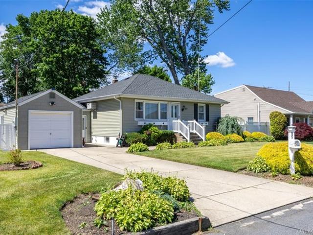 95 Laurel Rd, Lindenhurst, NY 11757