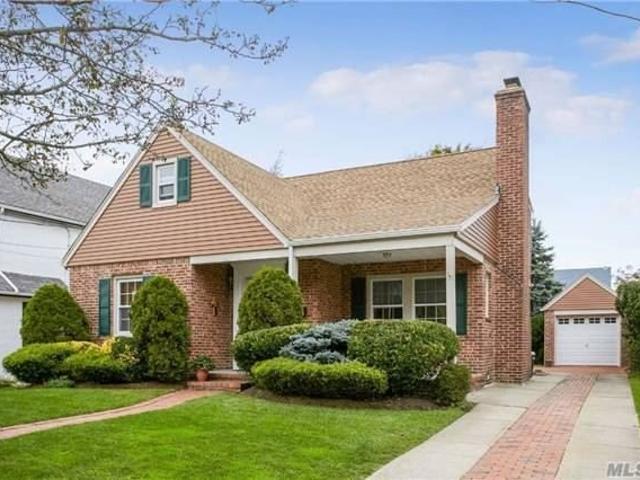 95 Muirfield Rd, Rockville Centre, NY 11570