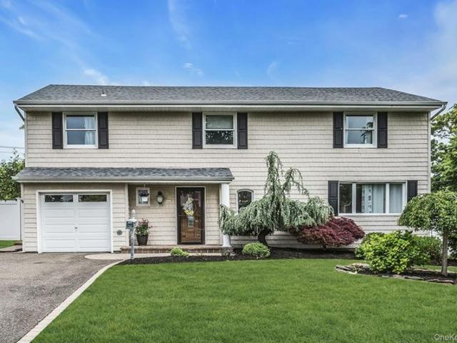 95 Rumford Rd, Kings Park, NY 11754