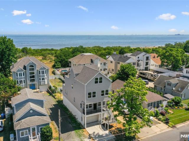 95 Seabreeze Avenue