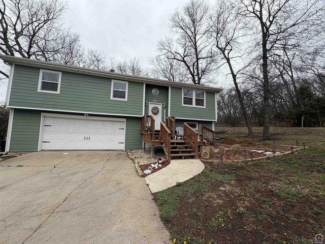 9608 Woodcrest Ln, Ozawkie, KS 66070