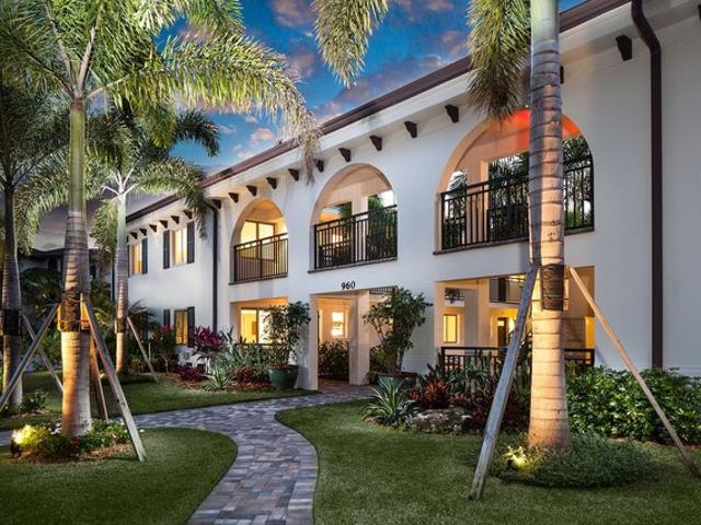 960 7th St S Unit 202, Naples, FL 34102
