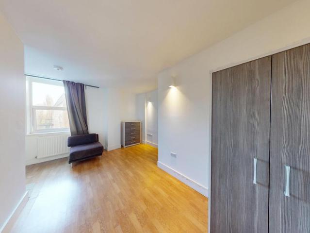 960 High Road, London, N12 Studio to rent £1,150 pcm £265 pw