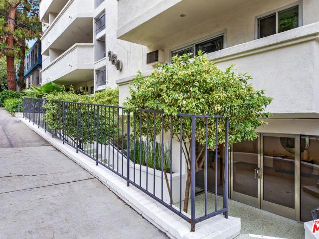 960 Larrabee Street 214