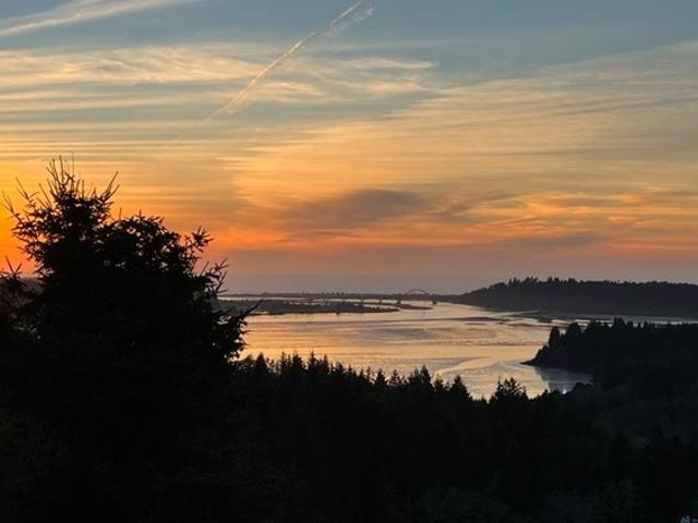 960 N Bayview Loop, Waldport, OR 97394