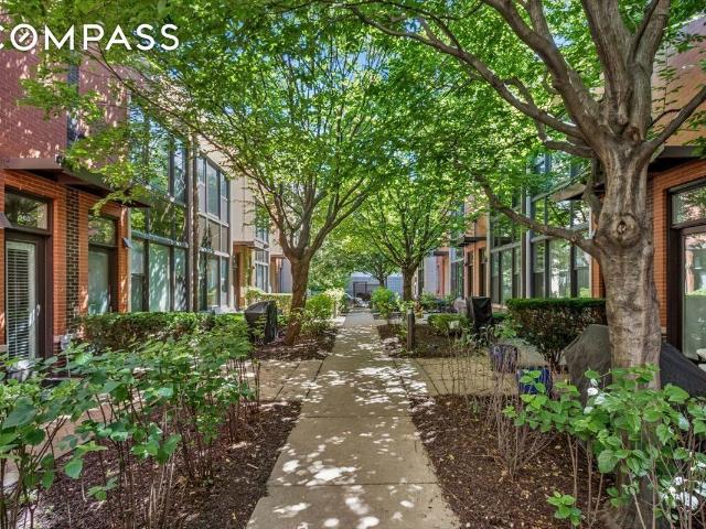 960 N Crosby St, Chicago, IL