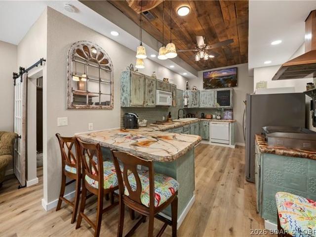 960 Spring Cove Rd, Sunrise Beach, MO 65079