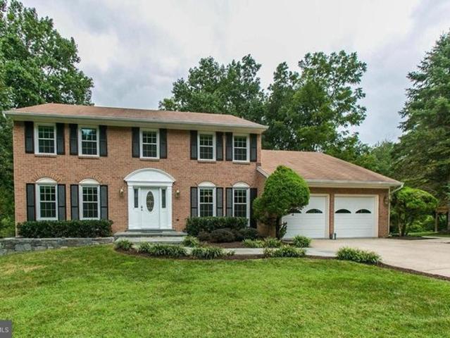 9614 Locust Hill Dr, Great Falls, VA 22066