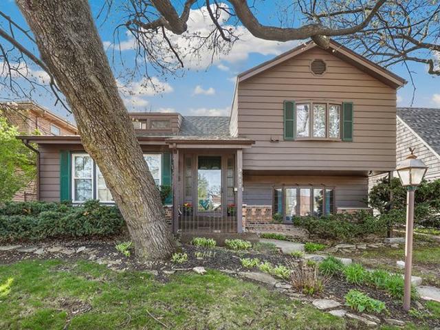 9617 E Shore Dr, Oak Lawn, IL 60453
