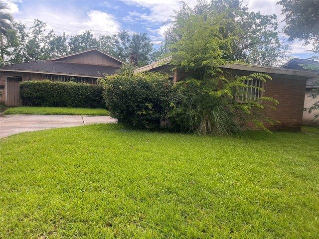 9610 Bob White Dr, Houston, TX 77096