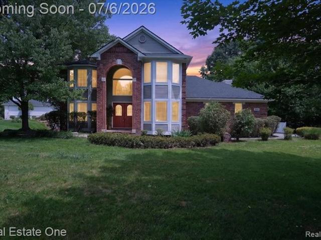 9610 Forest Ridge Dr, Clarkston, MI 48348