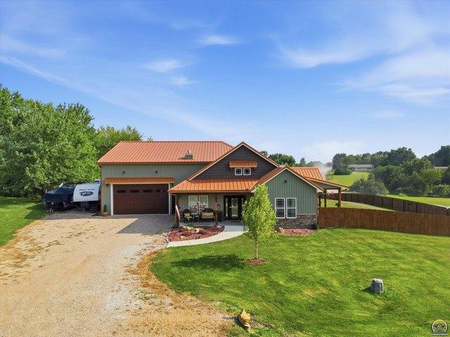 9611 Valleyview Dr, Ozawkie, KS 66070