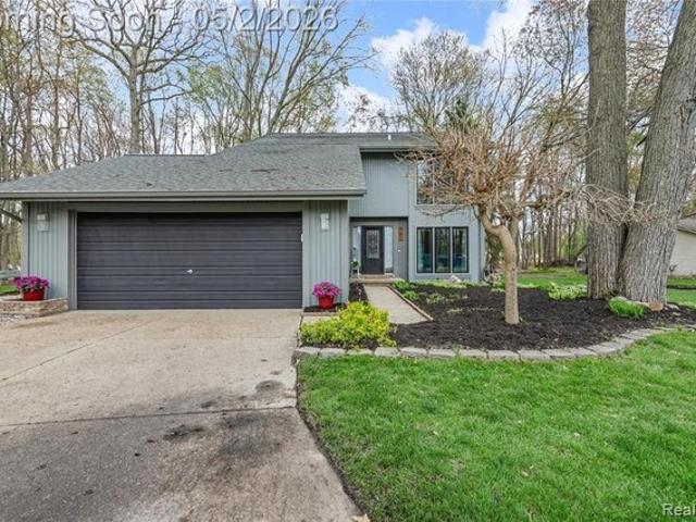 961 Cedar Oaks Trl, White Lake, MI 48386