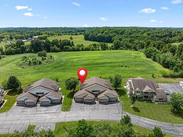 961 Spring Ct, Newburg, WI 53095