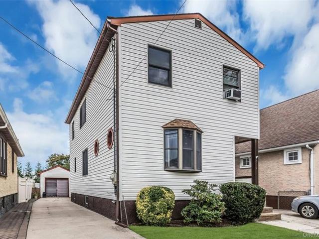 962 Gabriel Ave, Franklin Square, NY 11010