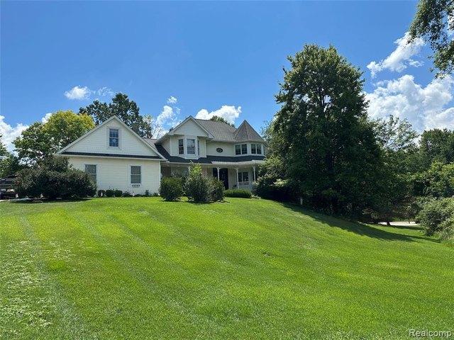 962 Hidden Valley Dr, Orion, MI 48362