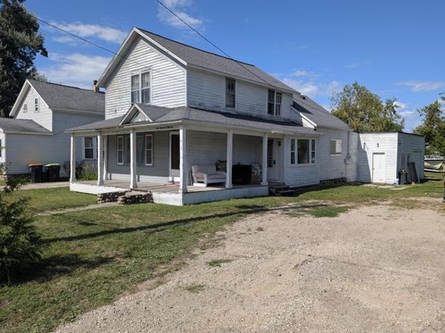 962 Mackinaw Ave, Cheboygan, MI 49721