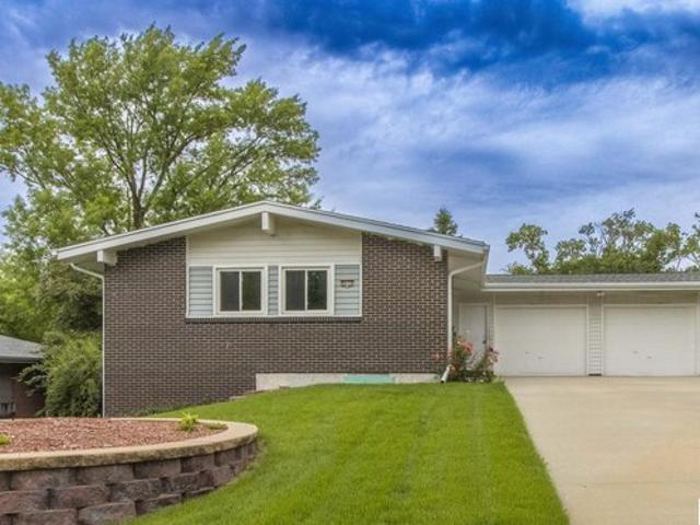 9630 Maple Dr, Omaha, NE 68134