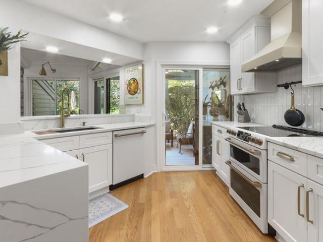 963 Duck Pond Rd, Fontana, WI 53125
