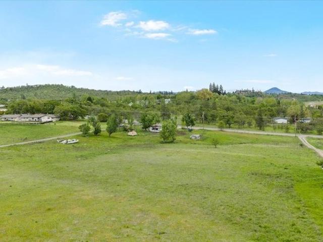 963 Stevens Rd, Eagle Point, OR 97524