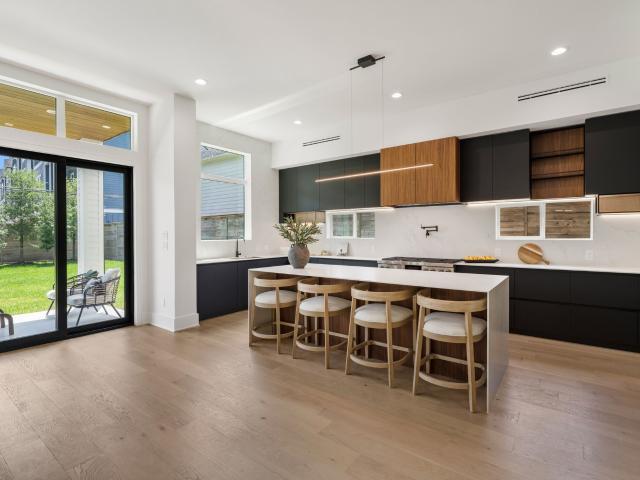 963 W 41st Street